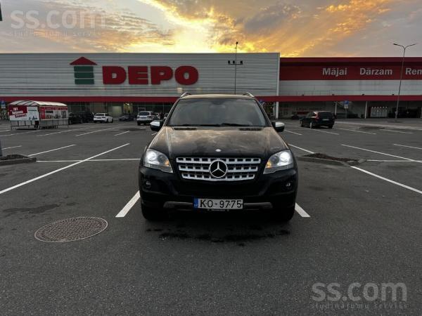Black Mercedes-Benz ML 280 2009 in Riga, with an engine capacity of 3.00 L and mileage of 280 thousand km for 5300 €, photo 6 on AUTOMOTO.COM.LV
