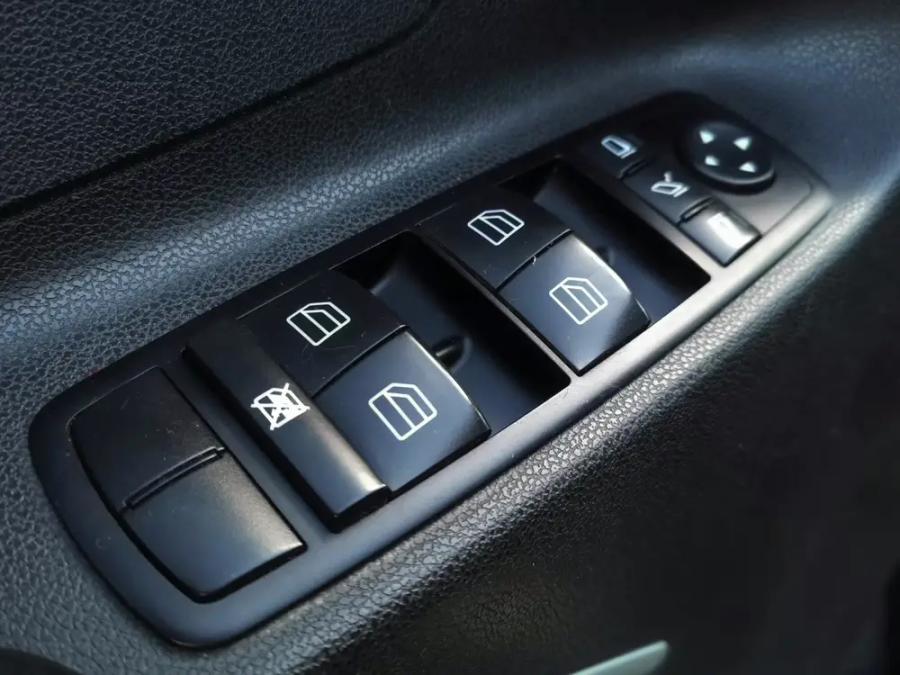 Mercedes-Benz ML 280 2005 in Riga, with an engine capacity of 3.00 L and mileage of 311 thousand km for 4590 €, photo 18 on AUTOMOTO.COM.LV