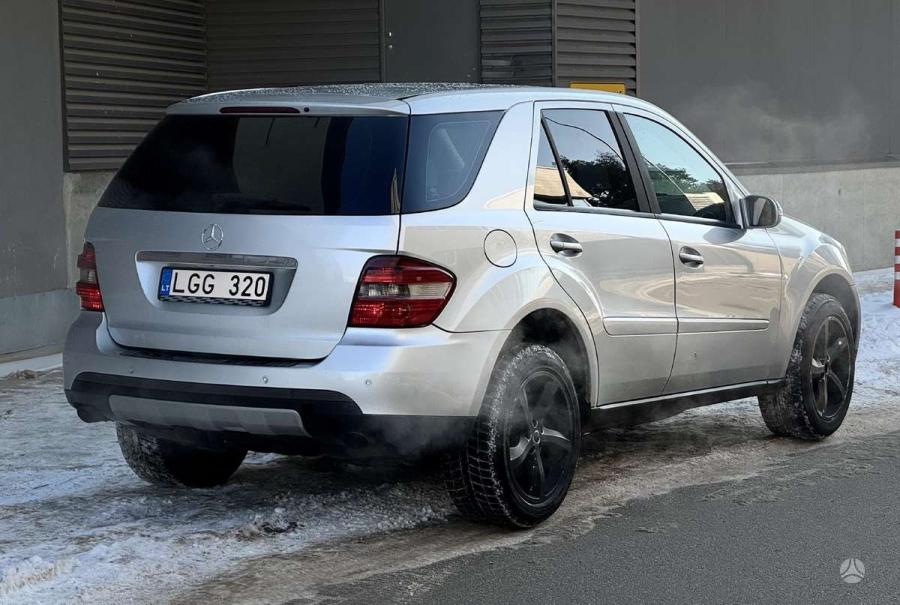 Pelēks Mercedes-Benz ML 280 2006 Viļņa, ar dzinēja tilpumu 2.99 L un nobraukumu 278 tūkst. km par 4000 €, foto 4 vietnē AUTOMOTO.COM.LV