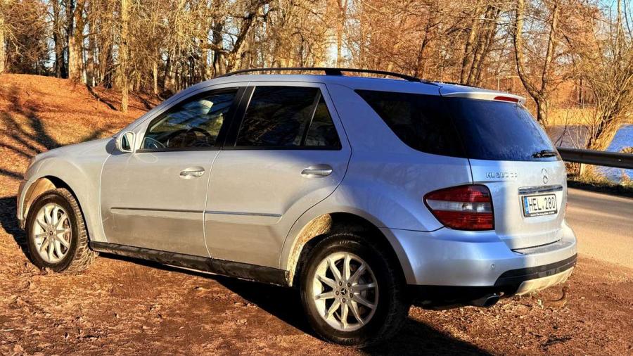 Grey Mercedes-Benz ML 280 2007 in Vilnius, with an engine capacity of 3.00 L and mileage of 331 thousand km for 3950 €, photo 2 on AUTOMOTO.COM.LV