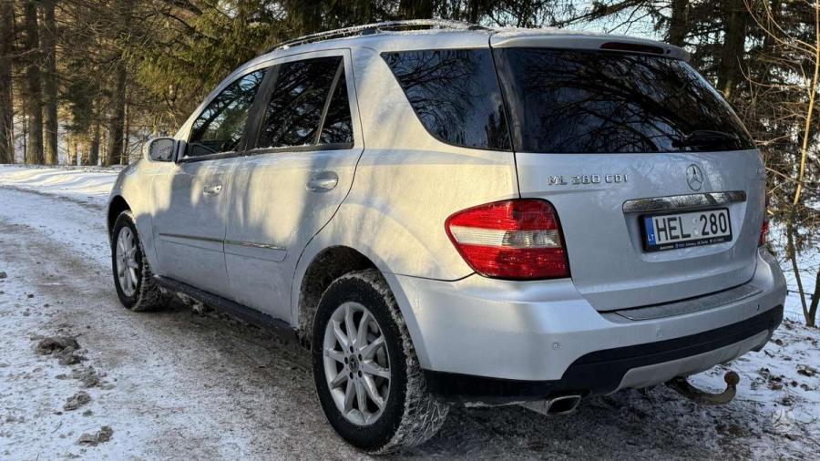 Pelēks Mercedes-Benz ML 280 2007 Viļņa, ar dzinēja tilpumu 3.00 L un nobraukumu 331 tūkst. km par 4250 €, foto 5 vietnē AUTOMOTO.COM.LV