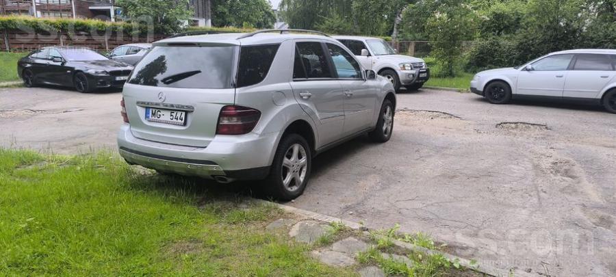 Grey Mercedes-Benz ML 280 2007 in Riga, with an engine capacity of 3.00 L and mileage of 376 thousand km for 2900 €, photo 3 on AUTOMOTO.COM.LV