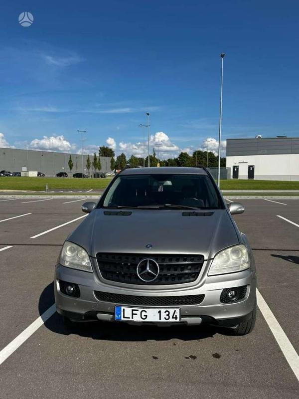 Mercedes-Benz ML 280 2008 in Gargzdai on AUTOMOTO.COM.LV Grey Mercedes-Benz ML 280 2008 in Gargzdai, with an engine capacity of 2.99 L and mileage of 275 thousand km for 4300 €, photo 1 on AUTOMOTO.COM.LV