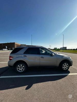 Grey Mercedes-Benz ML 280 2008 in Gargzdai, with an engine capacity of 2.99 L and mileage of 275 thousand km for 4300 €, photo 5 on AUTOMOTO.COM.LV