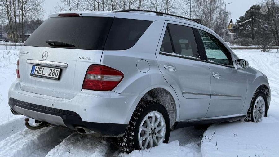 Pelēks Mercedes-Benz ML 280 2007 Viļņa, ar dzinēja tilpumu 2.80 L un nobraukumu 331 tūkst. km par 3999 €, foto 3 vietnē AUTOMOTO.COM.LV