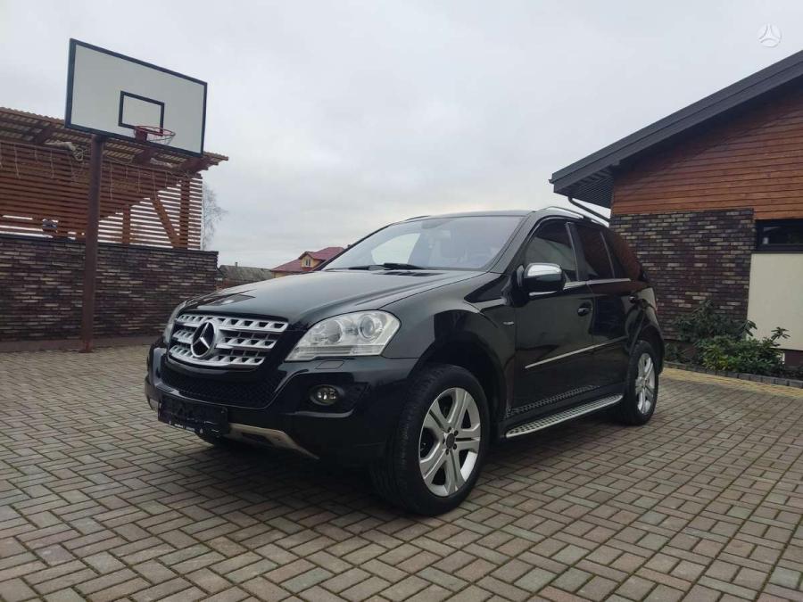 Black Mercedes-Benz ML 300 2009 in Pakruojis, with an engine capacity of 2.99 L and mileage of 267 thousand km for 7250 €, photo 1 on AUTOMOTO.COM.LV