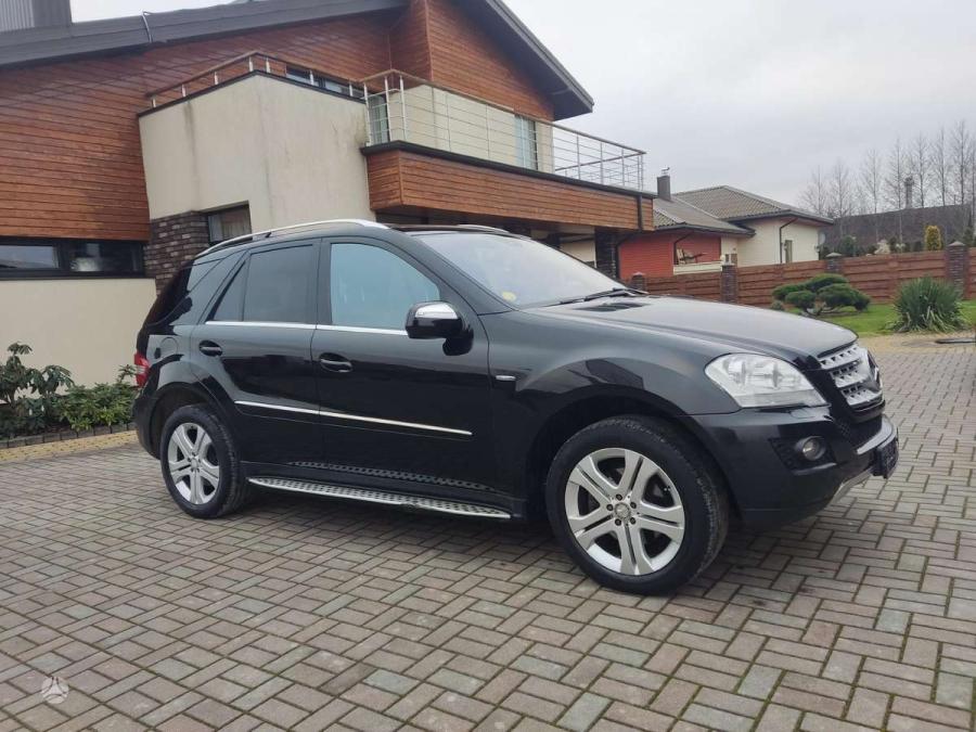 Black Mercedes-Benz ML 300 2009 in Pakruojis, with an engine capacity of 2.99 L and mileage of 267 thousand km for 7250 €, photo 2 on AUTOMOTO.COM.LV