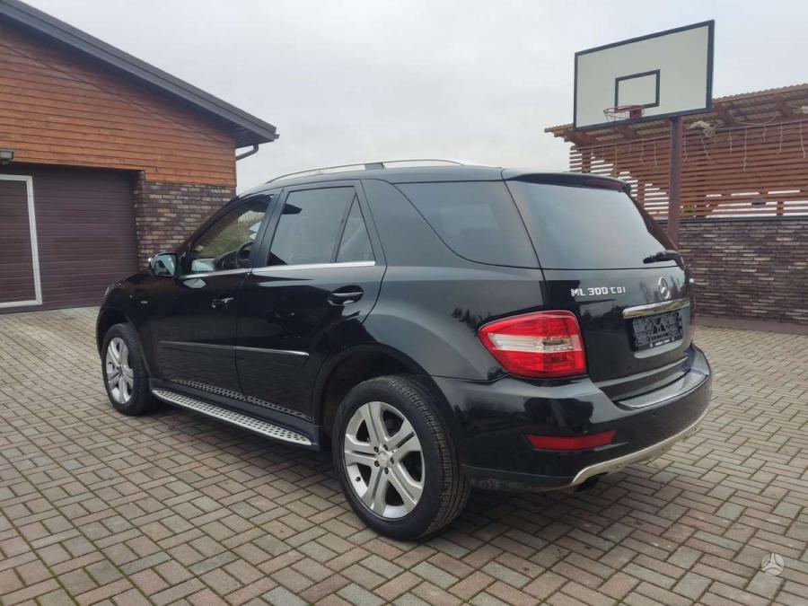 Black Mercedes-Benz ML 300 2009 in Pakruojis, with an engine capacity of 2.99 L and mileage of 267 thousand km for 7250 €, photo 3 on AUTOMOTO.COM.LV