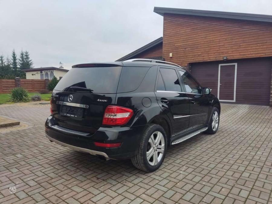 Black Mercedes-Benz ML 300 2009 in Pakruojis, with an engine capacity of 2.99 L and mileage of 267 thousand km for 7250 €, photo 4 on AUTOMOTO.COM.LV