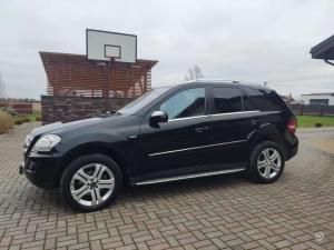 Black Mercedes-Benz ML 300 2009 in Pakruojis, with an engine capacity of 2.99 L and mileage of 267 thousand km for 7250 €, photo 5 on AUTOMOTO.COM.LV