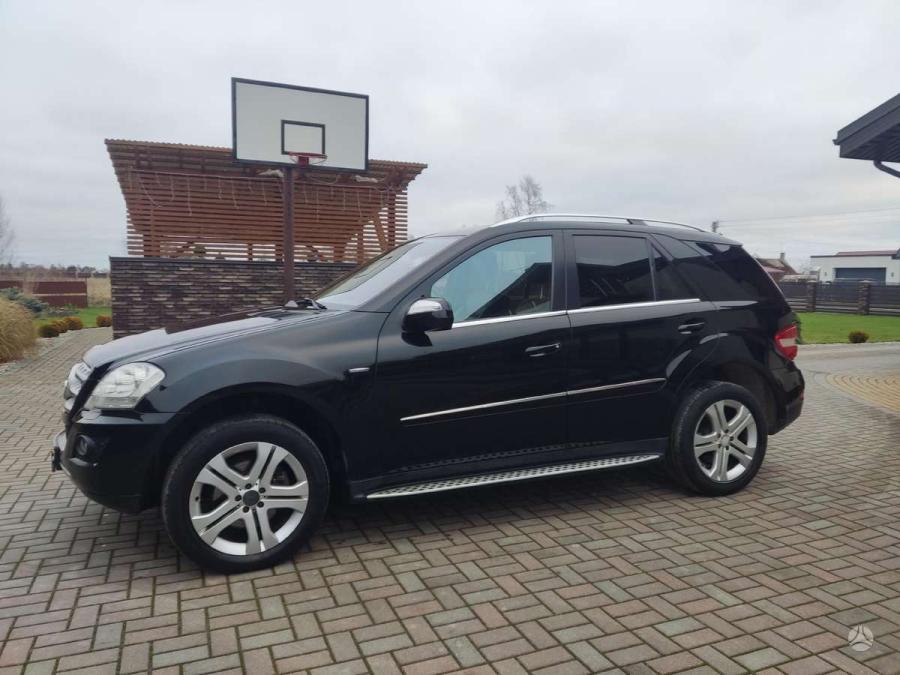 Black Mercedes-Benz ML 300 2009 in Pakruojis, with an engine capacity of 2.99 L and mileage of 267 thousand km for 7250 €, photo 5 on AUTOMOTO.COM.LV
