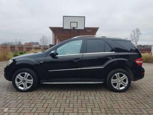 Black Mercedes-Benz ML 300 2009 in Pakruojis, with an engine capacity of 2.99 L and mileage of 267 thousand km for 7250 €, photo 6 on AUTOMOTO.COM.LV