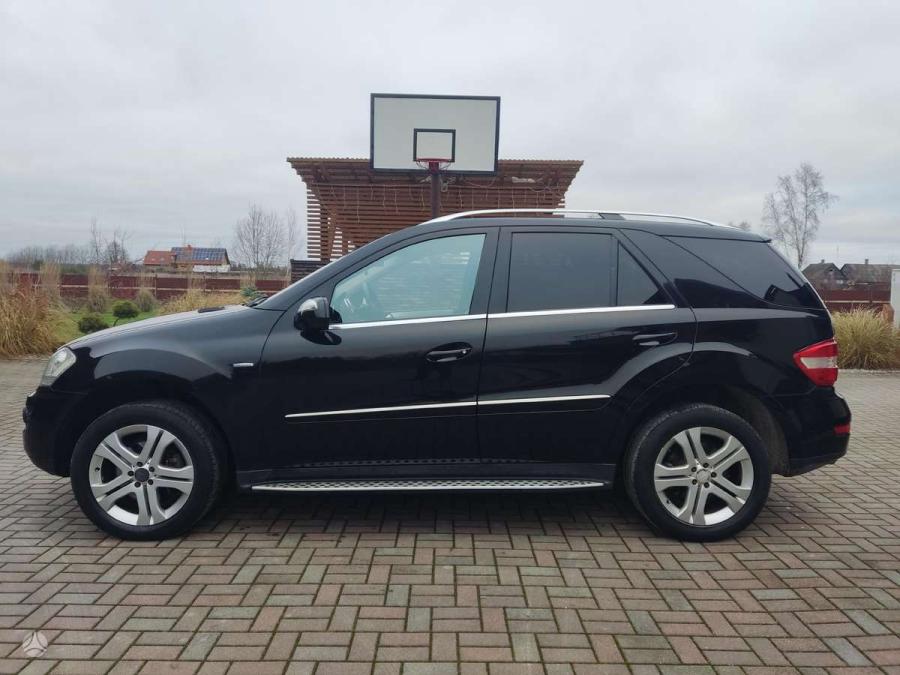 Black Mercedes-Benz ML 300 2009 in Pakruojis, with an engine capacity of 2.99 L and mileage of 267 thousand km for 7250 €, photo 6 on AUTOMOTO.COM.LV