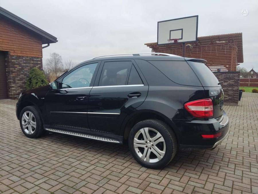 Black Mercedes-Benz ML 300 2009 in Pakruojis, with an engine capacity of 2.99 L and mileage of 267 thousand km for 7250 €, photo 8 on AUTOMOTO.COM.LV