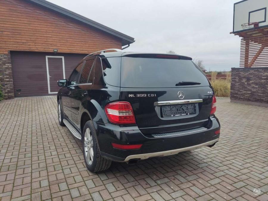 Black Mercedes-Benz ML 300 2009 in Pakruojis, with an engine capacity of 2.99 L and mileage of 267 thousand km for 7250 €, photo 9 on AUTOMOTO.COM.LV