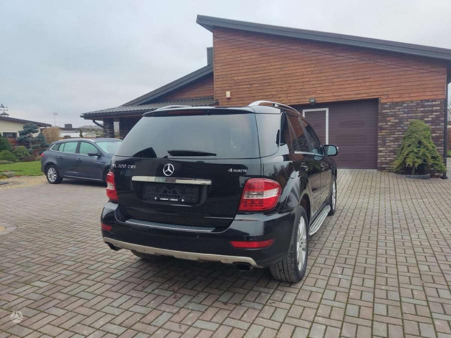 Black Mercedes-Benz ML 300 2009 in Pakruojis, with an engine capacity of 2.99 L and mileage of 267 thousand km for 7250 €, photo 10 on AUTOMOTO.COM.LV