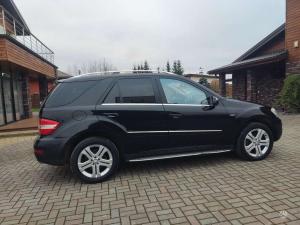 Black Mercedes-Benz ML 300 2009 in Pakruojis, with an engine capacity of 2.99 L and mileage of 267 thousand km for 7250 €, photo 12 on AUTOMOTO.COM.LV