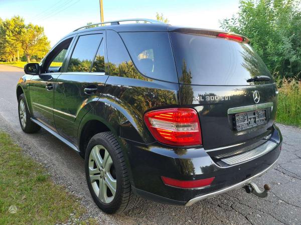 Melns Mercedes-Benz ML 300 2009 Kauņa, ar dzinēja tilpumu 3.00 L un nobraukumu 340 tūkst. km par 5700 €, foto 3 vietnē AUTOMOTO.COM.LV