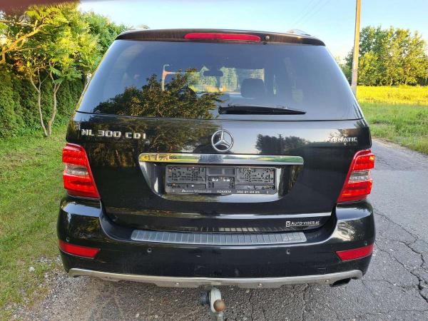 Melns Mercedes-Benz ML 300 2009 Kauņa, ar dzinēja tilpumu 3.00 L un nobraukumu 340 tūkst. km par 5700 €, foto 6 vietnē AUTOMOTO.COM.LV