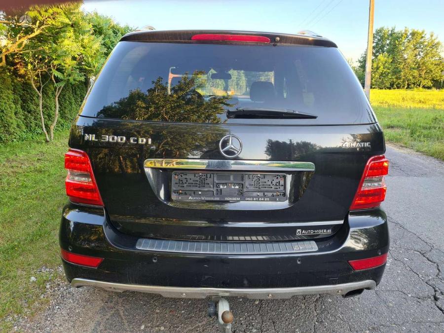 Melns Mercedes-Benz ML 300 2009 Kauņa, ar dzinēja tilpumu 3.00 L un nobraukumu 340 tūkst. km par 5700 €, foto 7 vietnē AUTOMOTO.COM.LV