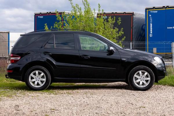 Melns Mercedes-Benz ML 300 2010 Rīga, ar dzinēja tilpumu 3.00 L un nobraukumu 157 tūkst. km par 10995 €, foto 7 vietnē AUTOMOTO.COM.LV