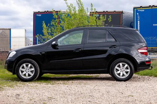 Melns Mercedes-Benz ML 300 2010 Rīga, ar dzinēja tilpumu 3.00 L un nobraukumu 157 tūkst. km par 10995 €, foto 8 vietnē AUTOMOTO.COM.LV