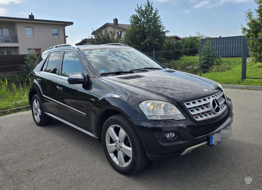 Melns Mercedes-Benz ML 300 2010 Klaipėda, ar dzinēja tilpumu 2.99 L un nobraukumu 319 tūkst. km par 7700 €, foto 3 vietnē AUTOMOTO.COM.LV