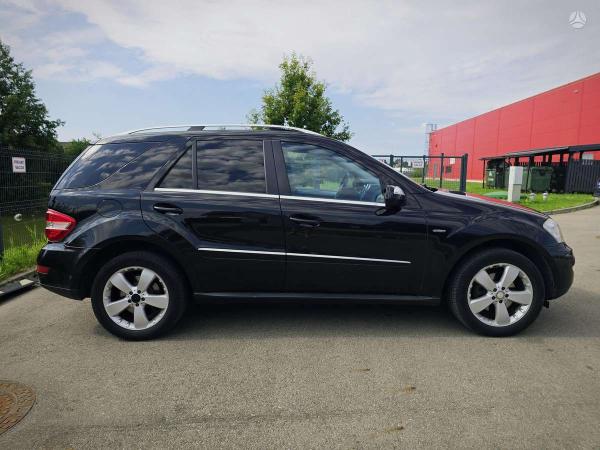 Melns Mercedes-Benz ML 300 2010 Klaipėda, ar dzinēja tilpumu 2.99 L un nobraukumu 319 tūkst. km par 7700 €, foto 6 vietnē AUTOMOTO.COM.LV