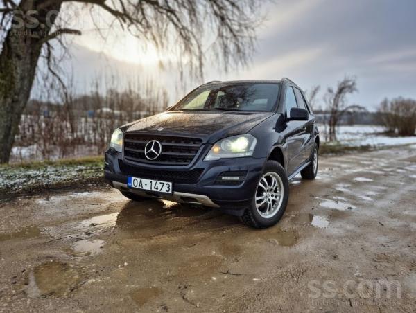 Black Mercedes-Benz ML 300 2011 in Riga, with an engine capacity of 3.00 L and mileage of 325 thousand km for 8700 €, photo 1 on AUTOMOTO.COM.LV