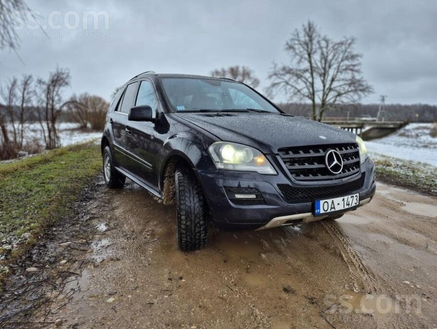 Black Mercedes-Benz ML 300 2011 in Riga, with an engine capacity of 3.00 L and mileage of 325 thousand km for 8700 €, photo 2 on AUTOMOTO.COM.LV