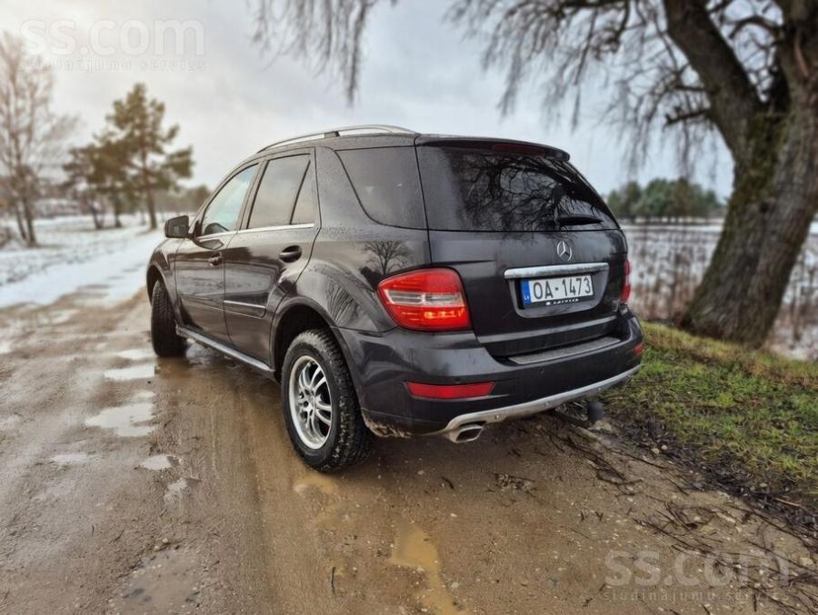 Black Mercedes-Benz ML 300 2011 in Riga, with an engine capacity of 3.00 L and mileage of 325 thousand km for 8700 €, photo 3 on AUTOMOTO.COM.LV