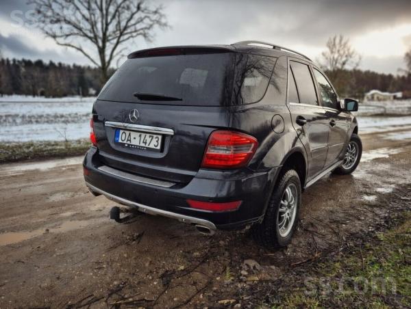 Black Mercedes-Benz ML 300 2011 in Riga, with an engine capacity of 3.00 L and mileage of 325 thousand km for 8700 €, photo 4 on AUTOMOTO.COM.LV