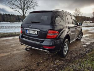Black Mercedes-Benz ML 300 2011 in Riga, with an engine capacity of 3.00 L and mileage of 325 thousand km for 8700 €, photo 4 on AUTOMOTO.COM.LV