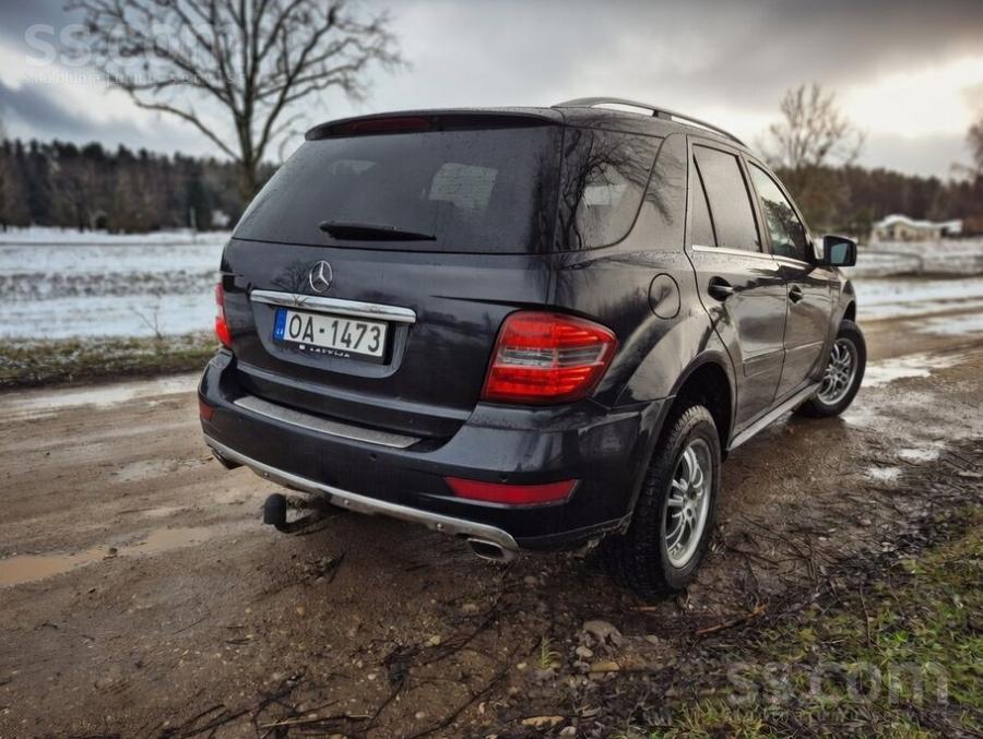 Black Mercedes-Benz ML 300 2011 in Riga, with an engine capacity of 3.00 L and mileage of 325 thousand km for 8700 €, photo 4 on AUTOMOTO.COM.LV