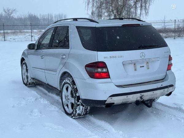 Grey Mercedes-Benz ML 300 2007 in Marijampole, with an engine capacity of 2.99 L and mileage of 360 thousand km for 2999 €, photo 3 on AUTOMOTO.COM.LV
