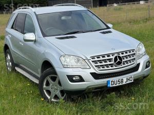 Pelēks Mercedes-Benz ML 300 2008 Rīga, ar dzinēja tilpumu 3.00 L un nobraukumu 95 tūkst. km par 4000 €, foto  vietnē AUTOMOTO.COM.LV