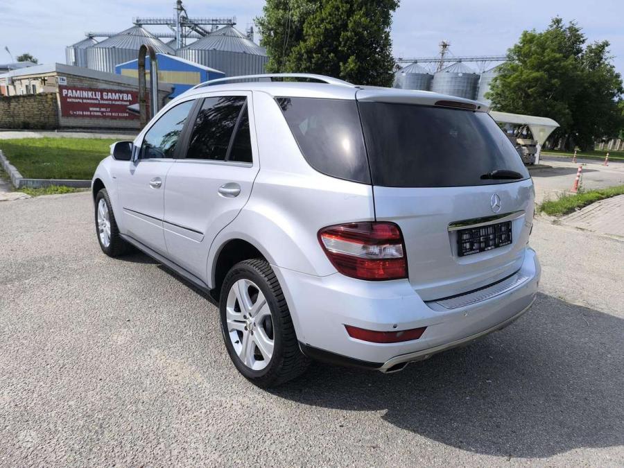 Grey Mercedes-Benz ML 300 2010 in Joniskis, with an engine capacity of 3.00 L and mileage of 266 thousand km for 7850 €, photo 4 on AUTOMOTO.COM.LV