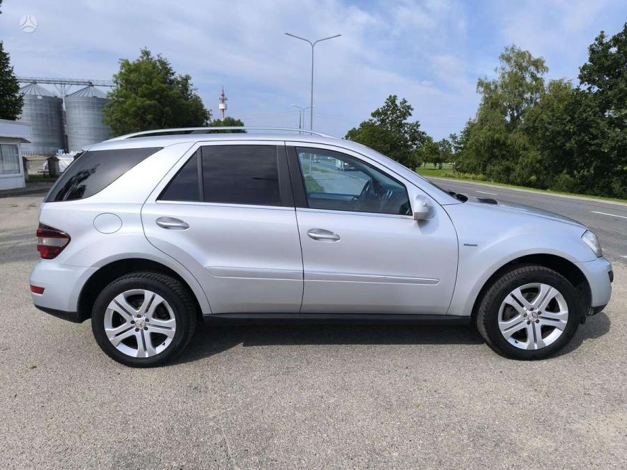 Grey Mercedes-Benz ML 300 2010 in Joniskis, with an engine capacity of 3.00 L and mileage of 266 thousand km for 7850 €, photo 9 on AUTOMOTO.COM.LV