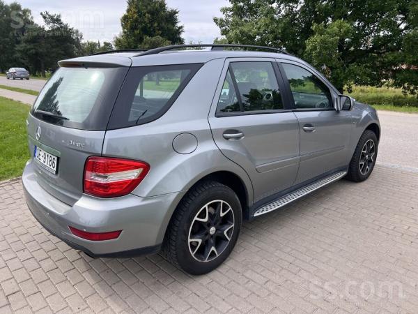 Grey Mercedes-Benz ML 300 2010 in Limbazi, with an engine capacity of 3.00 L and mileage of 269 thousand km for 7950 €, photo 5 on AUTOMOTO.COM.LV