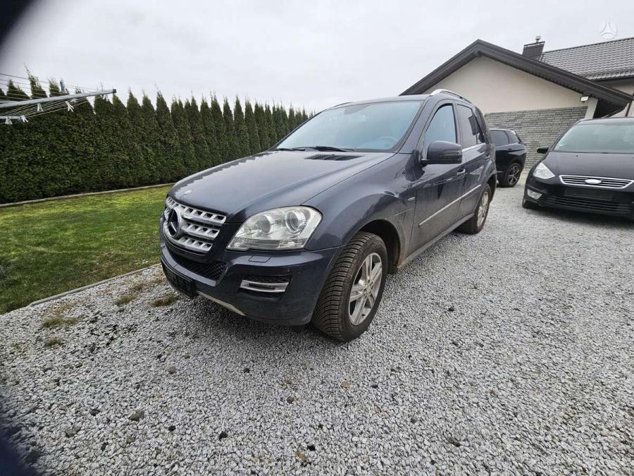 Grey Mercedes-Benz ML 300 2011 in Kaunas, with an engine capacity of 3.00 L and mileage of 300 thousand km for 5050 €, photo 1 on AUTOMOTO.COM.LV