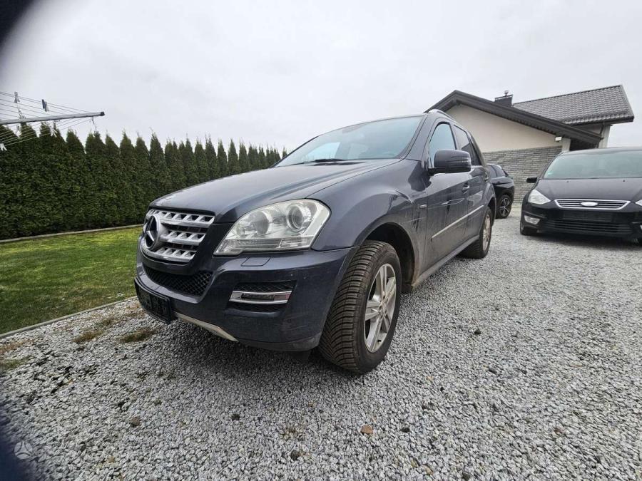 Grey Mercedes-Benz ML 300 2011 in Kaunas, with an engine capacity of 3.00 L and mileage of 300 thousand km for 5050 €, photo 16 on AUTOMOTO.COM.LV