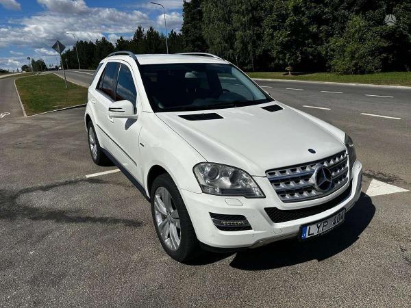 White Mercedes-Benz ML 300 2011 in Jonava, with an engine capacity of 3.00 L and mileage of 262 thousand km for 8000 €, photo 1 on AUTOMOTO.COM.LV