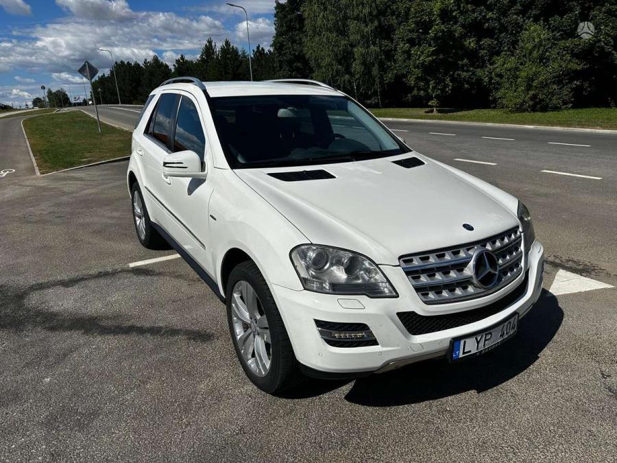 White Mercedes-Benz ML 300 2011 in Jonava, with an engine capacity of 3.00 L and mileage of 262 thousand km for 8000 €, photo 1 on AUTOMOTO.COM.LV