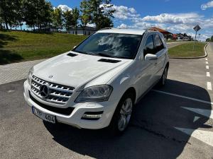 White Mercedes-Benz ML 300 2011 in Jonava, with an engine capacity of 3.00 L and mileage of 262 thousand km for 8000 €, photo 3 on AUTOMOTO.COM.LV