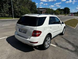 White Mercedes-Benz ML 300 2011 in Jonava, with an engine capacity of 3.00 L and mileage of 262 thousand km for 8000 €, photo 4 on AUTOMOTO.COM.LV