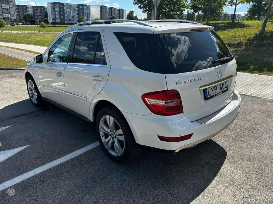 White Mercedes-Benz ML 300 2011 in Jonava, with an engine capacity of 3.00 L and mileage of 262 thousand km for 8000 €, photo 5 on AUTOMOTO.COM.LV