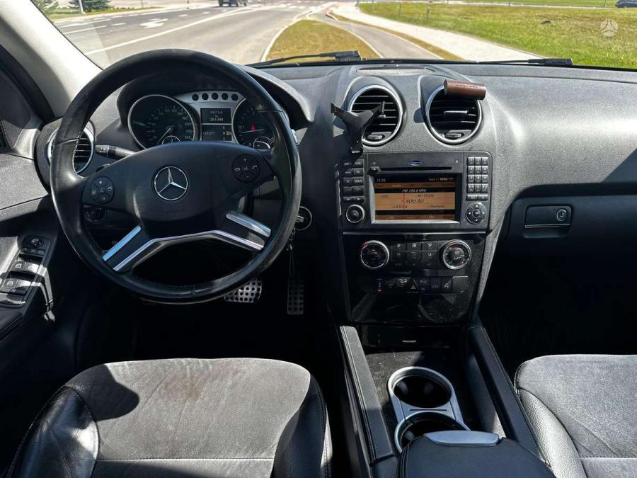 White Mercedes-Benz ML 300 2011 in Jonava, with an engine capacity of 3.00 L and mileage of 262 thousand km for 8000 €, photo 7 on AUTOMOTO.COM.LV