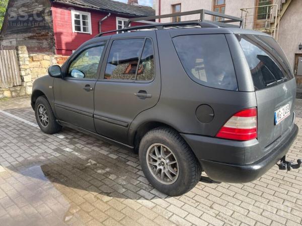 Melns Mercedes-Benz ML 320 1999 Cēsis, ar dzinēja tilpumu 3.20 L un nobraukumu 252 tūkst. km par 4600 €, foto 1 vietnē AUTOMOTO.COM.LV