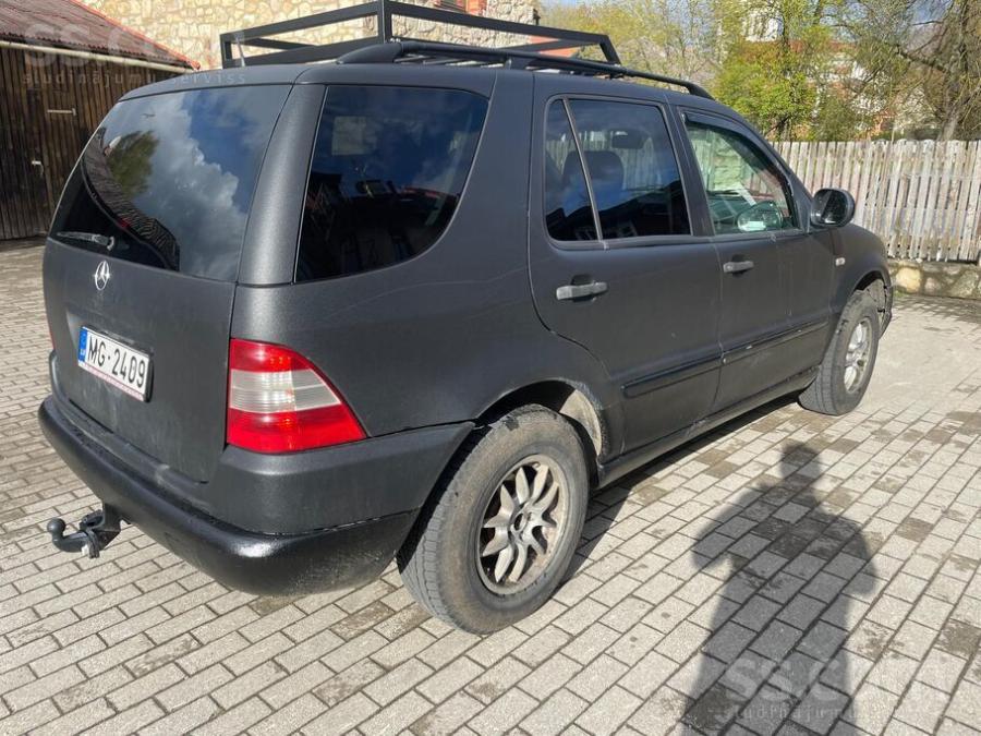 Melns Mercedes-Benz ML 320 1999 Cēsis, ar dzinēja tilpumu 3.20 L un nobraukumu 252 tūkst. km par 4600 €, foto 3 vietnē AUTOMOTO.COM.LV