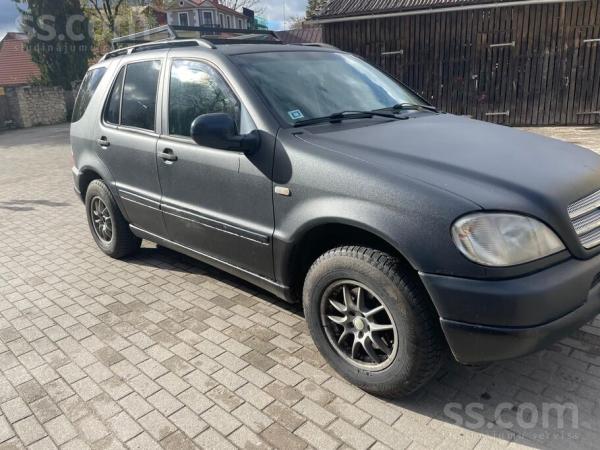 Melns Mercedes-Benz ML 320 1999 Cēsis, ar dzinēja tilpumu 3.20 L un nobraukumu 252 tūkst. km par 4600 €, foto 4 vietnē AUTOMOTO.COM.LV